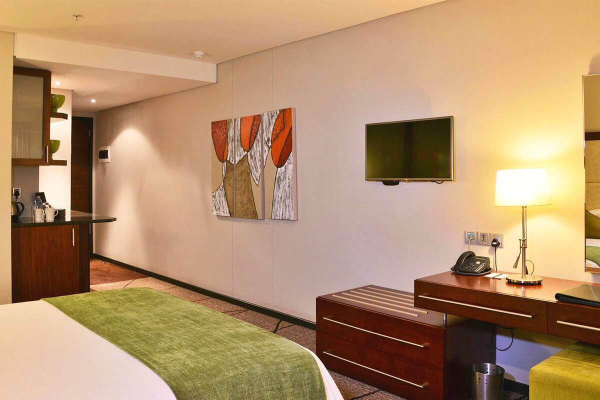 Quarto premium, 1 cama King, para não fumantes | Frigobar, escrivaninha, quartos à prova de som, Wi-Fi de cortesia
