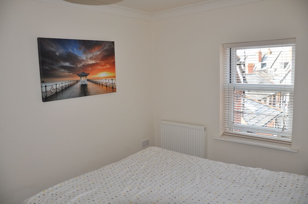 A Lovely Quiet New Flat 50 Yards From The Beach In The Centre, Parking Included. - Swanage