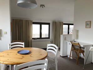 Apartamento empresarial, vista para o jardim | Opções para refeição no quarto