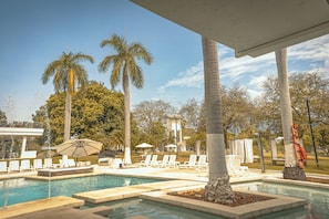 Piscina externa, espreguiçadeiras