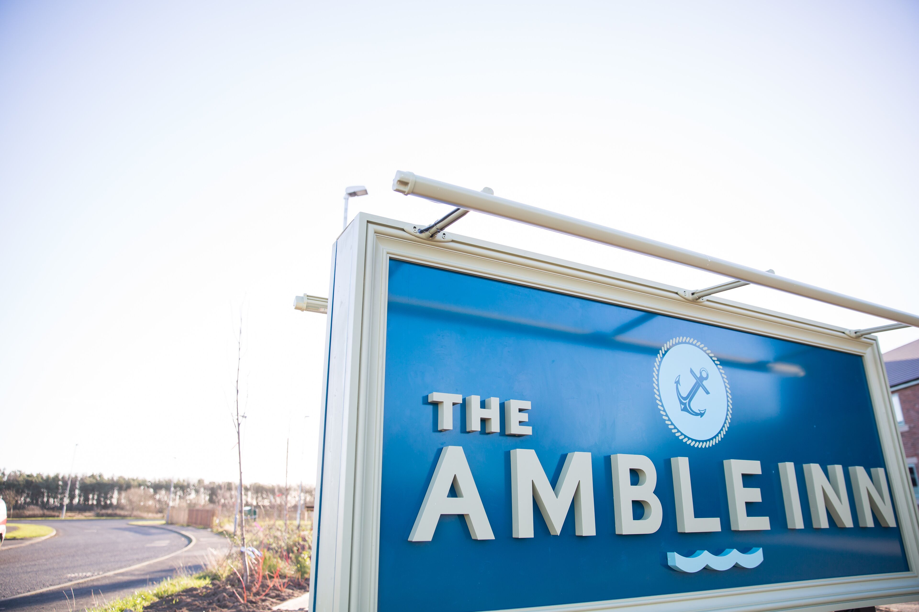 Placa para 'The Ambellinn' com logotipo de ancora náutica.