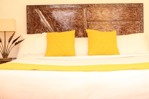 Frigobar, cofres nos quartos, escrivaninha, cortinas blackout