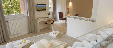 Quarto Quádruplo de Luxo | Minibar, cofre no quarto, com decoração personalizada