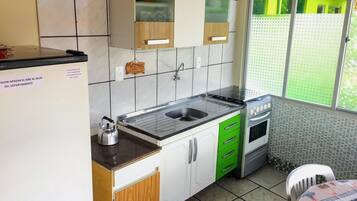 Apartamento Nobre, cozinha, vista para o lago | Cozinha privada | Um frigorífico, utensílios de cozinha, mesas de jantar