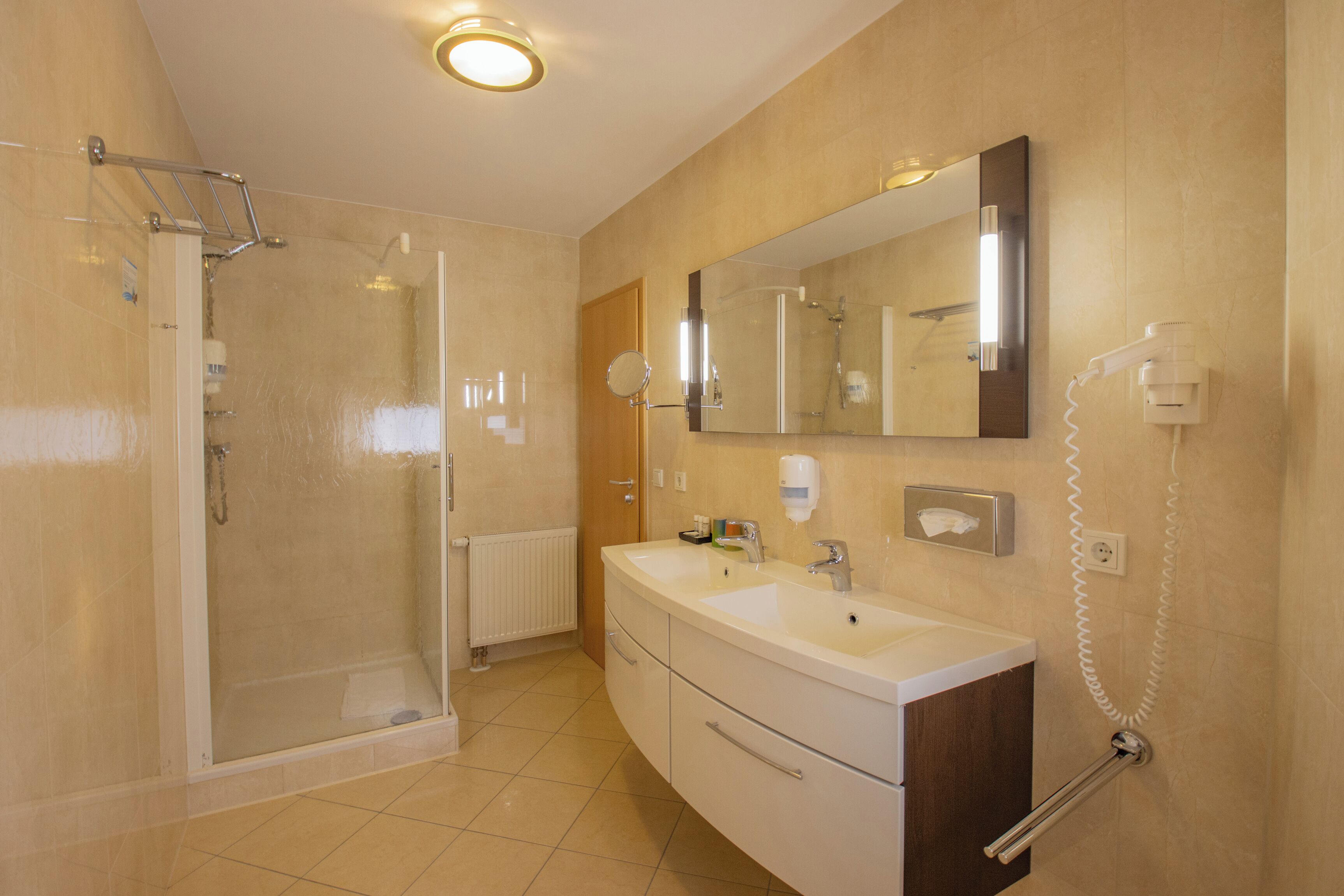 Double Room in Annex | Casa de banho | Um polibã, artigos de higiene pessoal grátis, um secador de cabelo 
