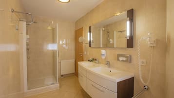 Double Room in Annex | Casa de banho | Um polibã, artigos de higiene pessoal grátis, um secador de cabelo