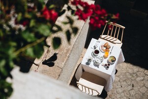 Café da manhã com buffet grátis todos os dias