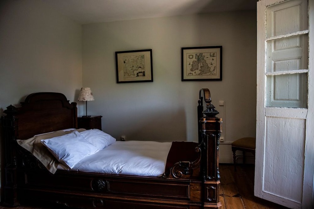 Casona Del S. Xix Con Amplio Y Cuidado Jardín, Ideal Para Familias O Grupos. - Isla