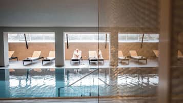 Piscina interior, da(s) 8:00 à(s) 20:00, espreguiçadeiras