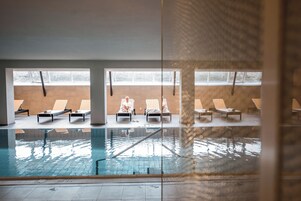 Piscina interna, funciona das 8h às 20h, espreguiçadeiras