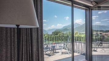 Quarto casal panorâmico, vista para a montanha | 1 quarto, cofres nos quartos, escrivaninha