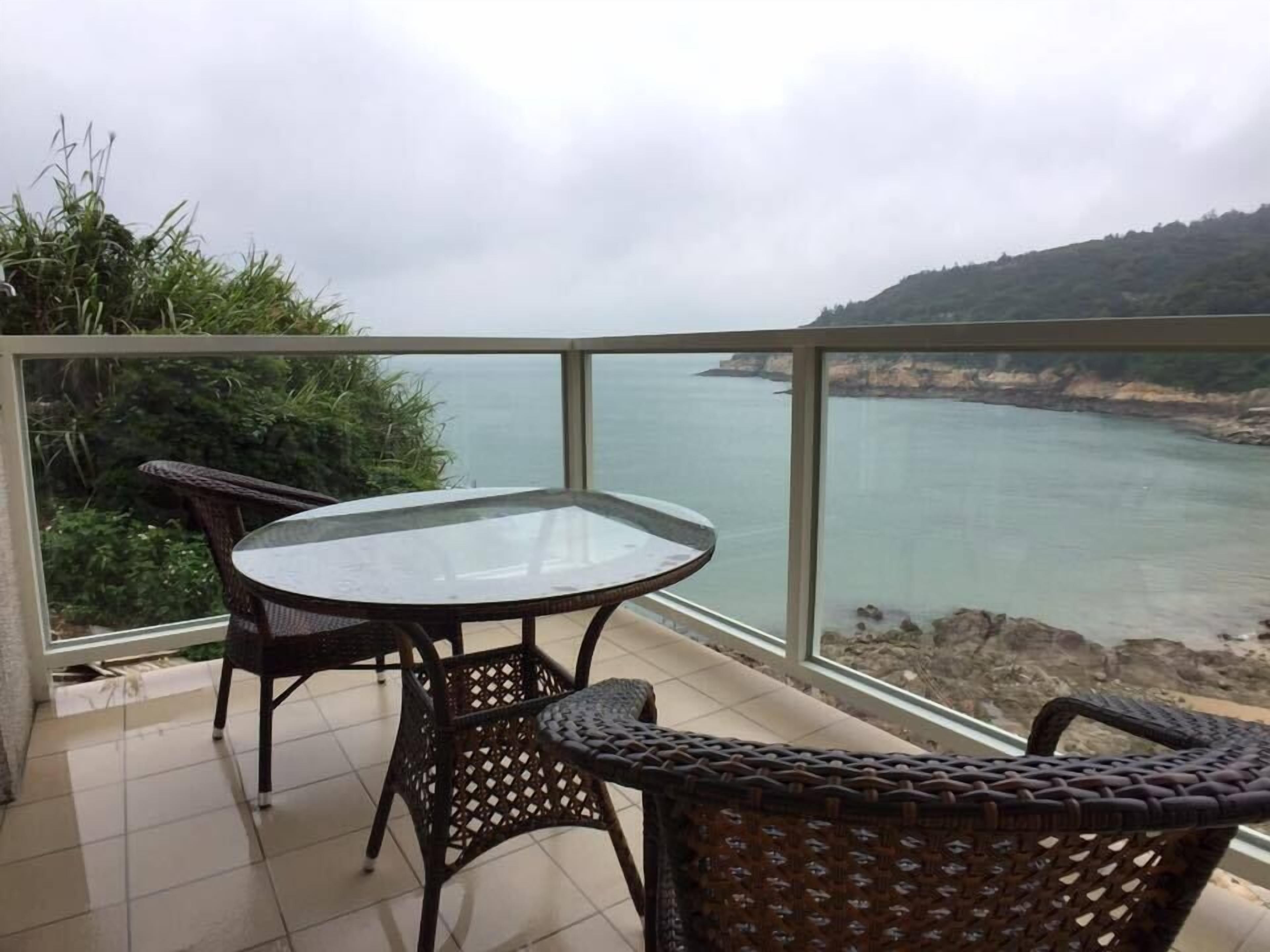 Quarto casal, 2 camas de casal, para não fumantes, vista para o mar | Banheiro | Chuveiro, produtos de toalete grátis, secador de cabelo, chinelos