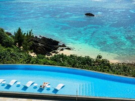 Piscina interna, piscina externa sazonal, barracas, guarda-sóis