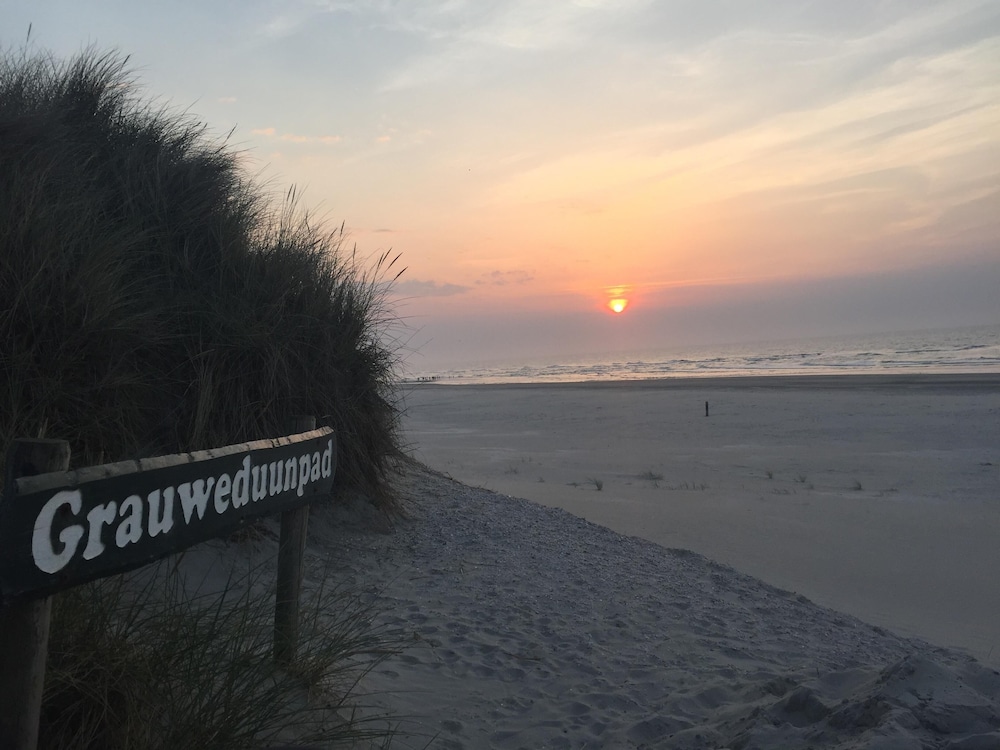 Idyllisches Reetgedecktes Ferienhaus In Unmittelbarer Nähe Zum Strand - Ameland