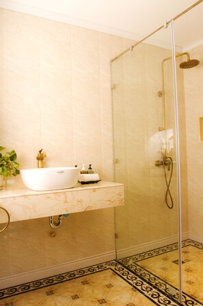 Quarto quádruplo família, várias camas, vista para o jardim | Banheiro | Chuveiro, chuveiro com efeito de chuva, produtos de toalete grátis 