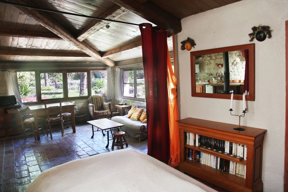 Uzes 600m From Downtown, Small House, Wooded Grounds With Swimming Pool, Very Quiet - Uzès
