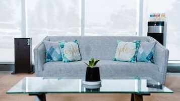 Área de estar no saguão