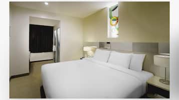 Quarto, 1 cama King | Cofres nos quartos, ferros/tábuas de passar roupa, Wi-Fi de cortesia