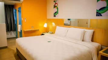 Quarto, 1 cama King | Cofres nos quartos, ferros/tábuas de passar roupa, Wi-Fi de cortesia