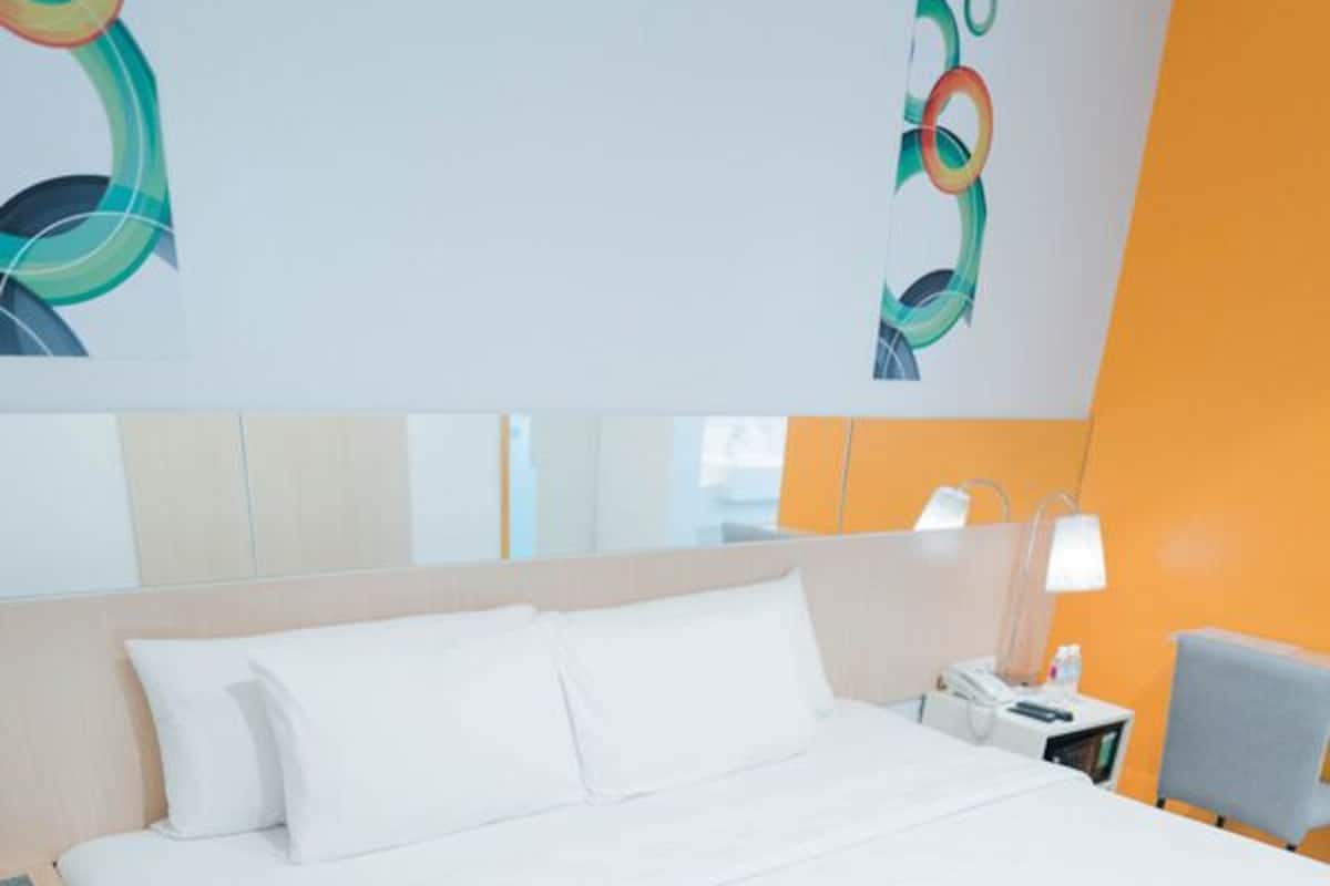 Quarto Duplo Superior, 1 cama king-size | Casa de banho | Um polibã, um chuveiro fixo, artigos de higiene pessoal grátis