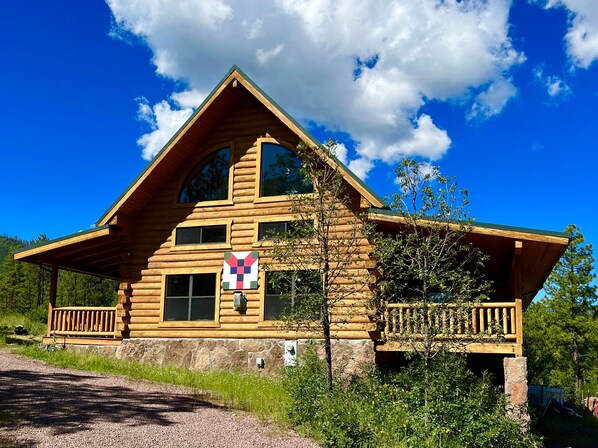 Spectacular 6 bedroom cabin surrounded by pines and meadow views in ...