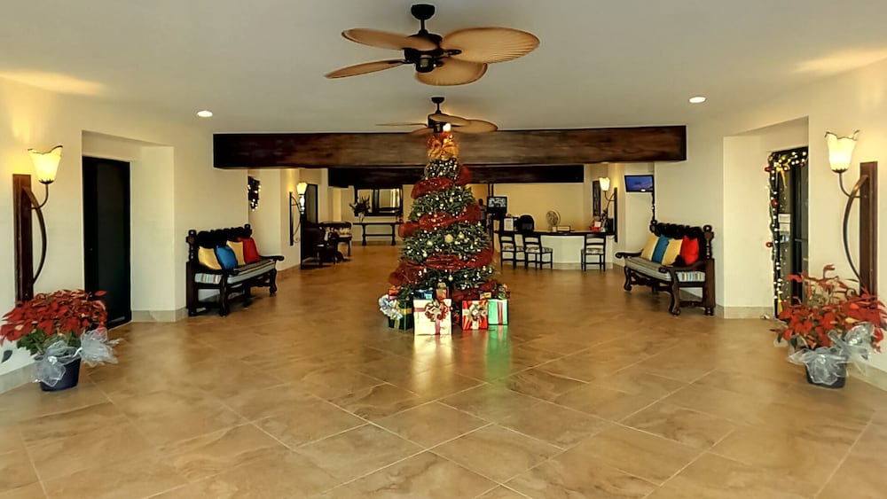 Beautiful Condo Located One Block To Medano Beach And The Cabo Marina - Cabo San Lucas