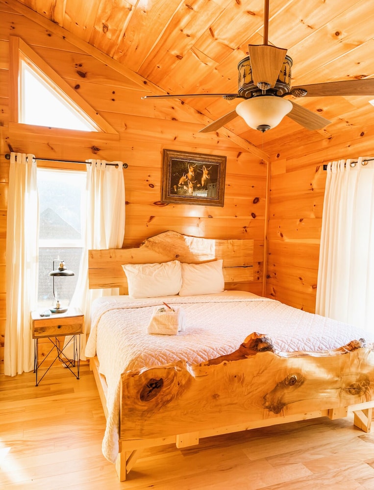 Luxury 5 King Suites, 5 Bath Log Cabin Close To Town & Trolley - Gatlinburg, TN