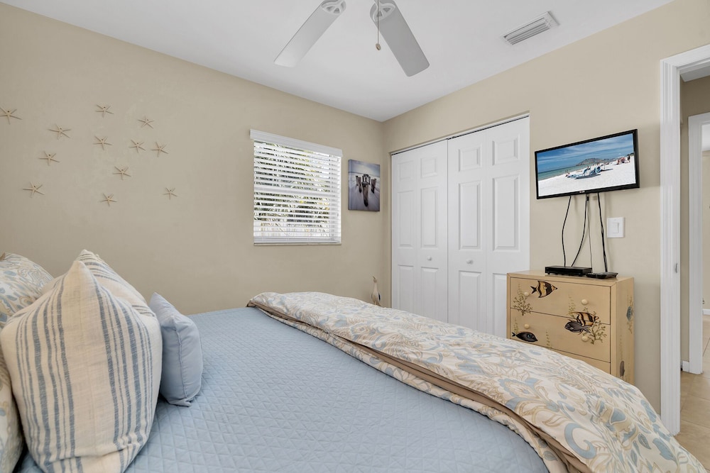 Steps To The Beach, Private & Heated Pool, Renovated - Now Booking Summer/fall! - Holmes Beach, FL