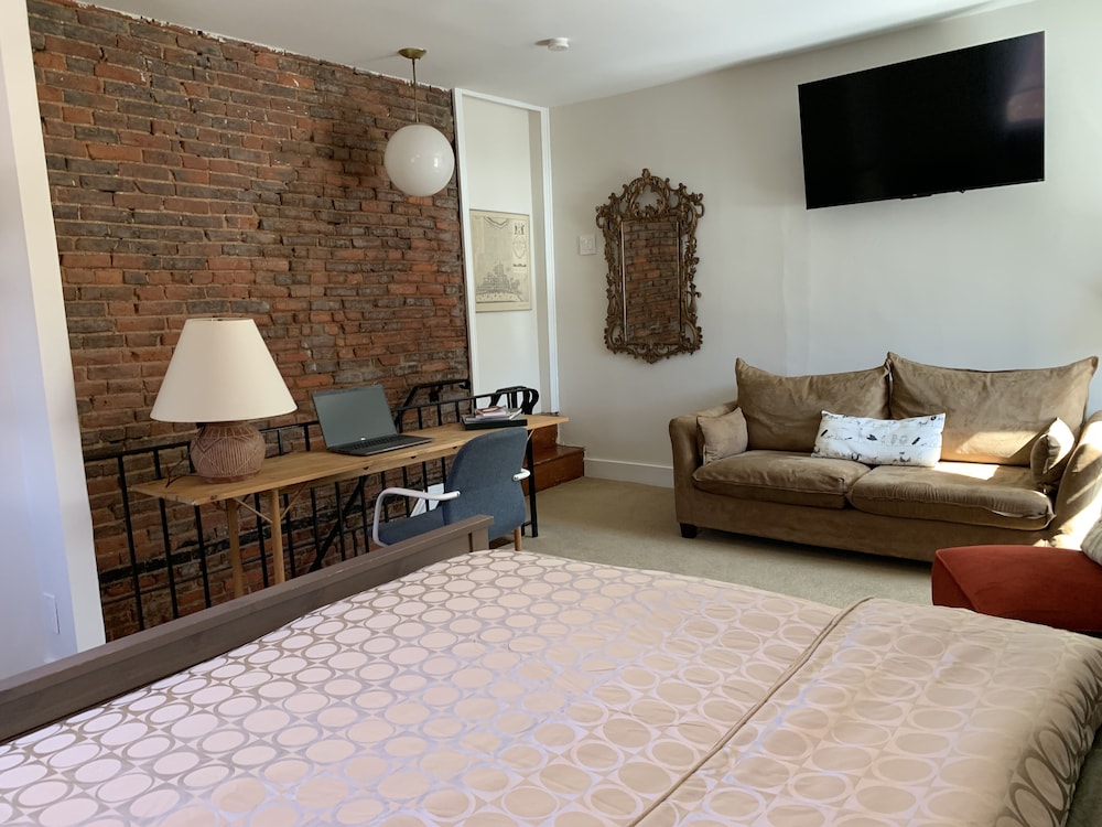 Garden Oasis: 1br Apartment With Patio In Historic Home, Near Universities - Ardmore, PA