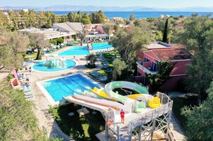 Resort com várias piscinas, um toboágua e áreas de estar.