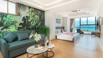 Suíte sênior, vista para o oceano | 1 quarto, frigobar, cofres nos quartos, escrivaninha