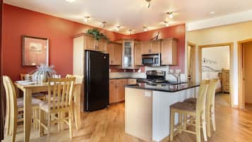 Apartamento em Condomínio Fechado, 2 quartos | Cozinha privada | Um frigorífico, um micro-ondas, um forno, uma máquina de lavar louça