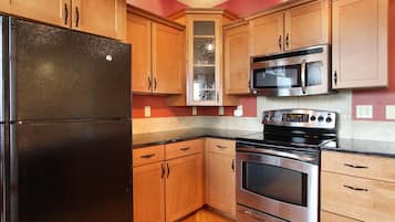 Apartamento em Condomínio Fechado, 2 quartos | Cozinha privada | Um frigorífico, um micro-ondas, um forno, uma máquina de lavar louça