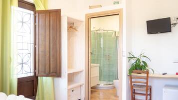 Quarto Clássico com Cama de Casal, 1 cama queen-size, casa de banho privativa, vista para o jardim | Casa de banho | Um polibã, um chuveiro fixo, artigos de higiene pessoal grátis