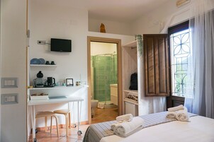 Quarto Clássico com Cama de Casal, 1 cama queen-size, casa de banho privativa, vista para o jardim | Edredões de penas, minibar, secretária, quartos insonorizados 