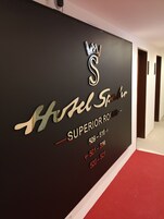 Placa de hotel com o nome 'Superior Room' e os números dos quartos 509 a 516, 501 a 508 e 520 a 521.