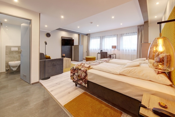Quarto Duplo Superior | Secretária, Wi-fi grátis, roupa de cama fornecida