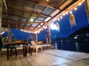 Fachada do alojamento (tarde/noite)