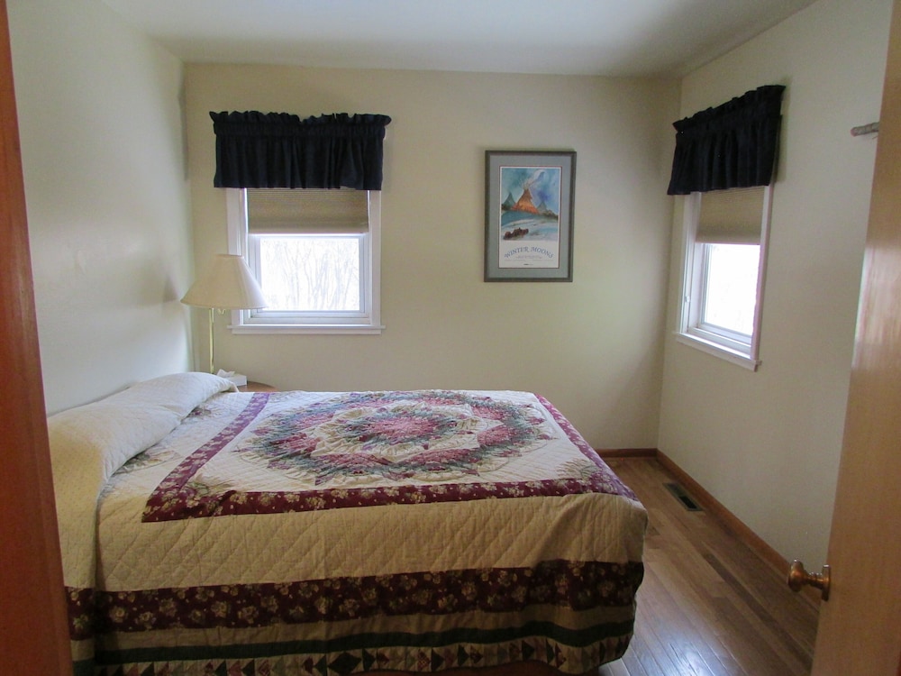 Old Town Cottage: Nestled On A Forested Hillside On The Edge Of Hill City - South Dakota