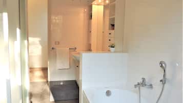 Vila, 2 quartos | Banheiro | Banheira e chuveiro separados, secador de cabelo, bidê, toalhas de banho