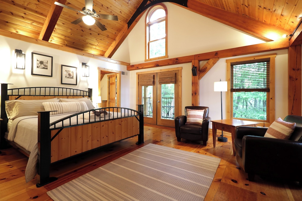 Luxury Timber Frame Mountaintop Lodge, Stunning Views, 5 Suites, Chef's Kitchen - Pennsylvania