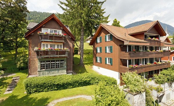 Hirschen Guesthouse - Village Hotel - Wildhaus