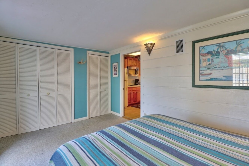 Little House, Cute, Cozy Artist Cottage - Cedar Key, FL