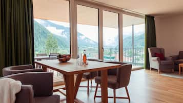 Penthouse, 2 quartos, vista para a montanha | Cozinha privada | Um frigorífico/congelador grande, um micro-ondas, um forno