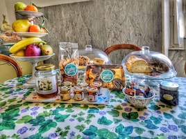 Geladeira, micro-ondas, máquina de café expresso, cafeteira/chaleira