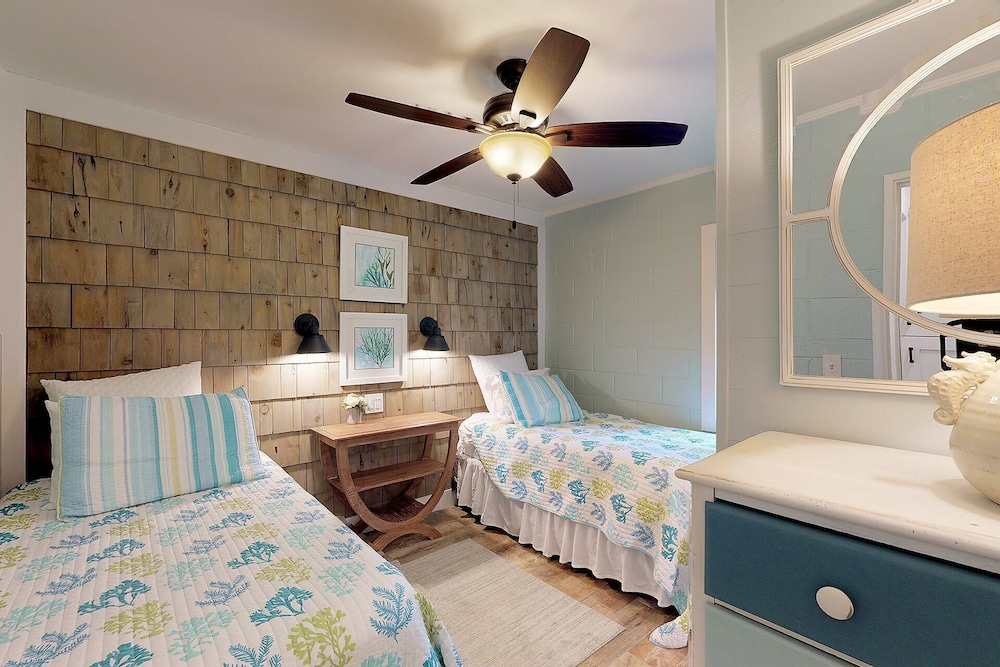 5 Minute Stroll To Beach!! Newly Renovated And Listed. Professionally Decorated - Jekyll Island, GA