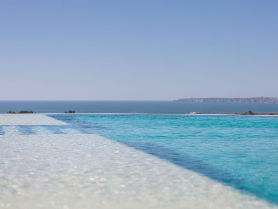 Piscina interior, piscina exterior, espreguiçadeiras