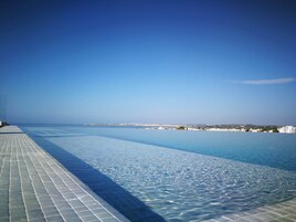 Piscina interior, piscina exterior, espreguiçadeiras 