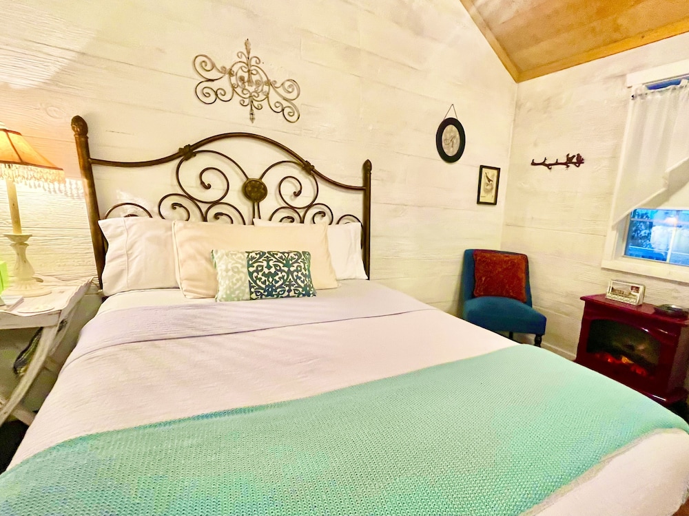 Romantic Hill Country Cottage! Perfect Country Location But Minutes From Town. - Texas