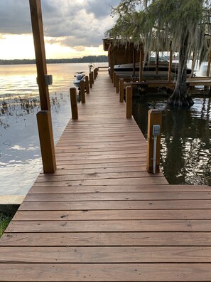 Log Cabin Home * Fantastic Sunsets! * Private Boat Ramp * Big Water ...